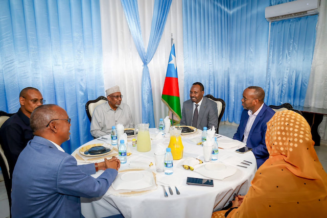 Hoggaamiyaha K/Galbeed oo kulan xog-wareysi ah la qaatay Odayaasha ...