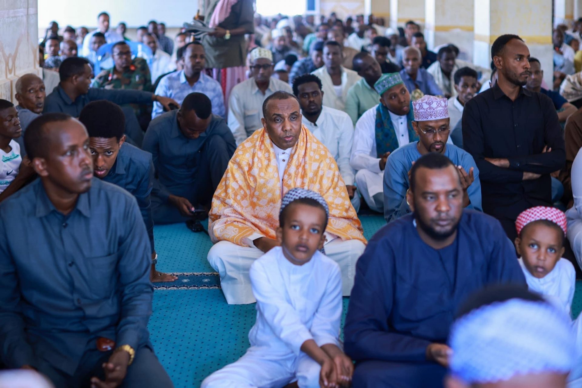 Somali PM attends Friday prayer service with worshippers at the Mosque ...