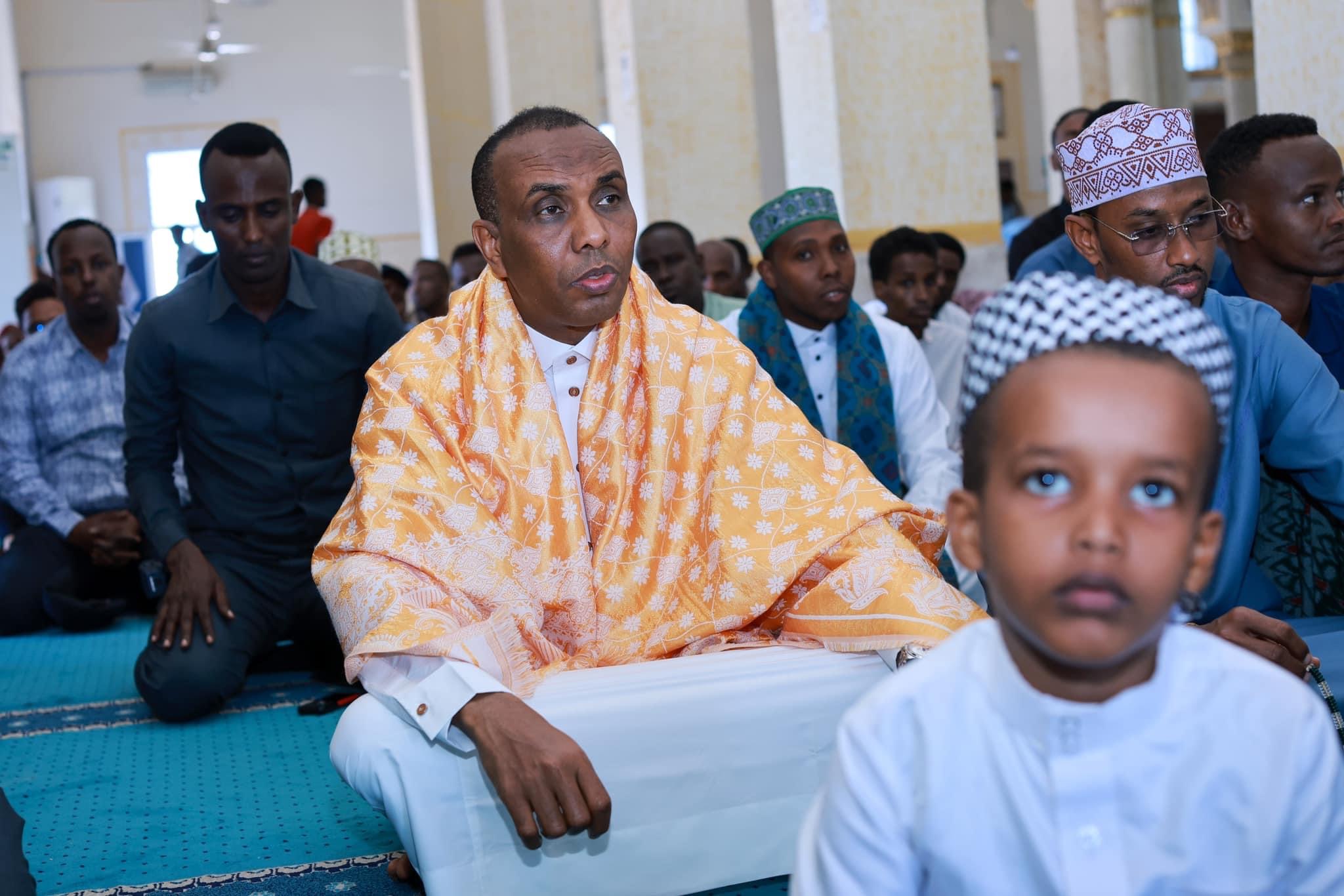 Somali PM attends Friday prayer service with worshippers at the Mosque ...