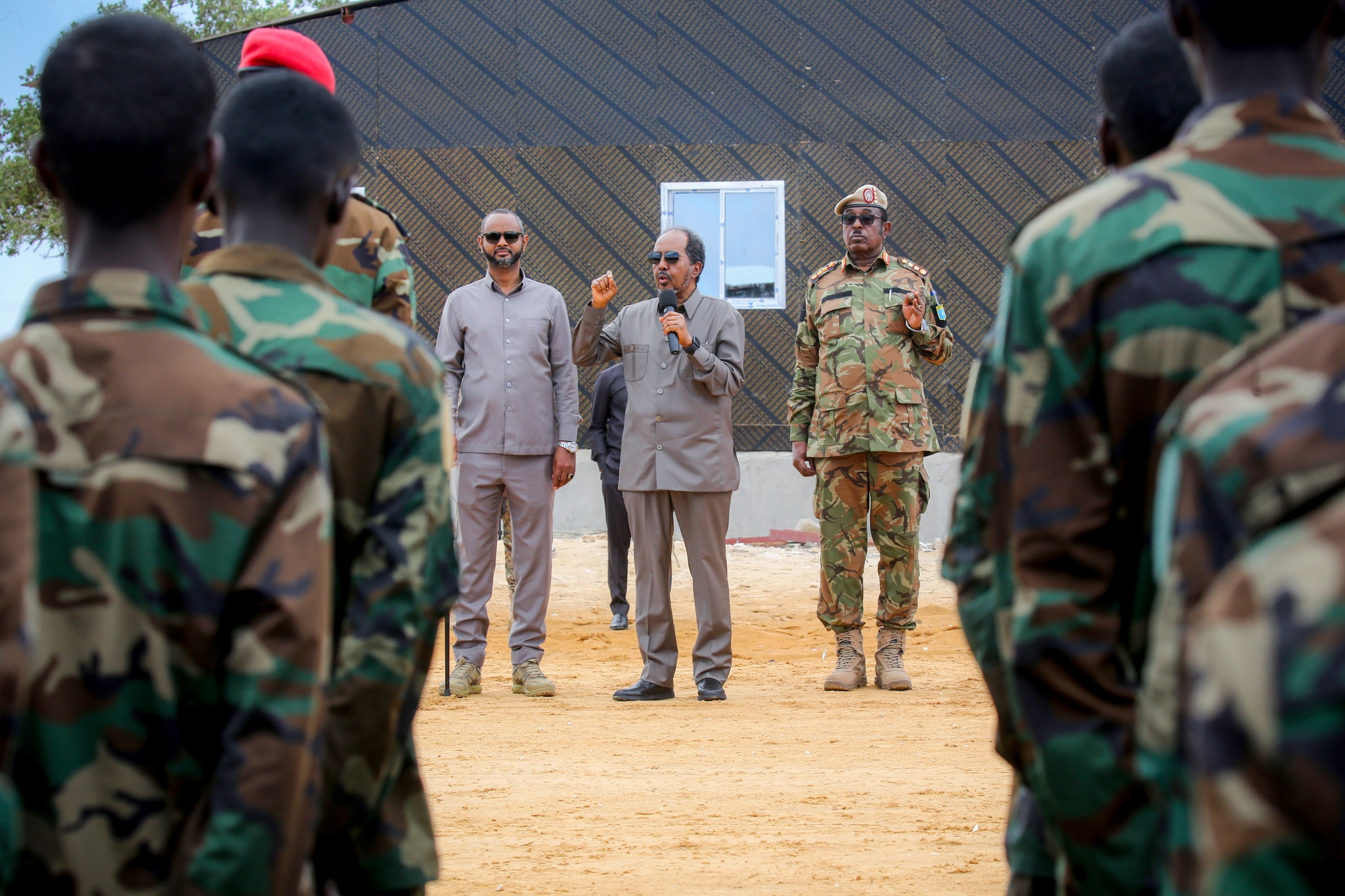Somali President visits recently returned soldiers at Hiil-Weyn camp ...