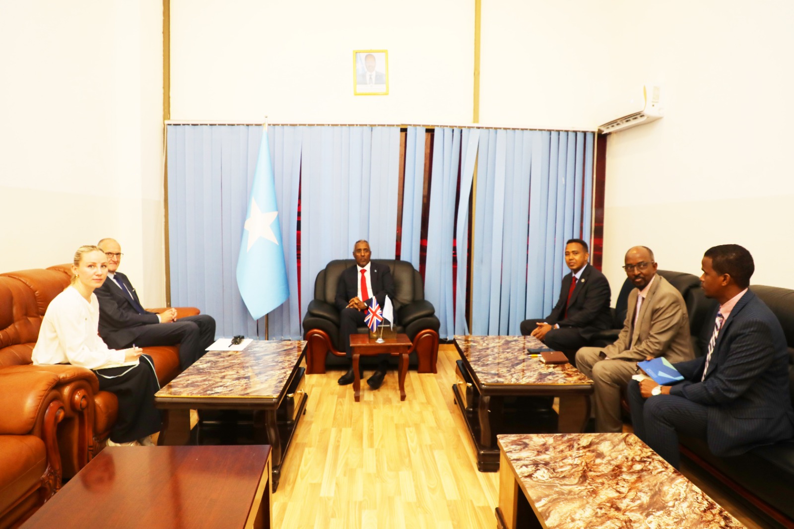 Somali Foreign Affairs Minister receives the copies of credentials from ...