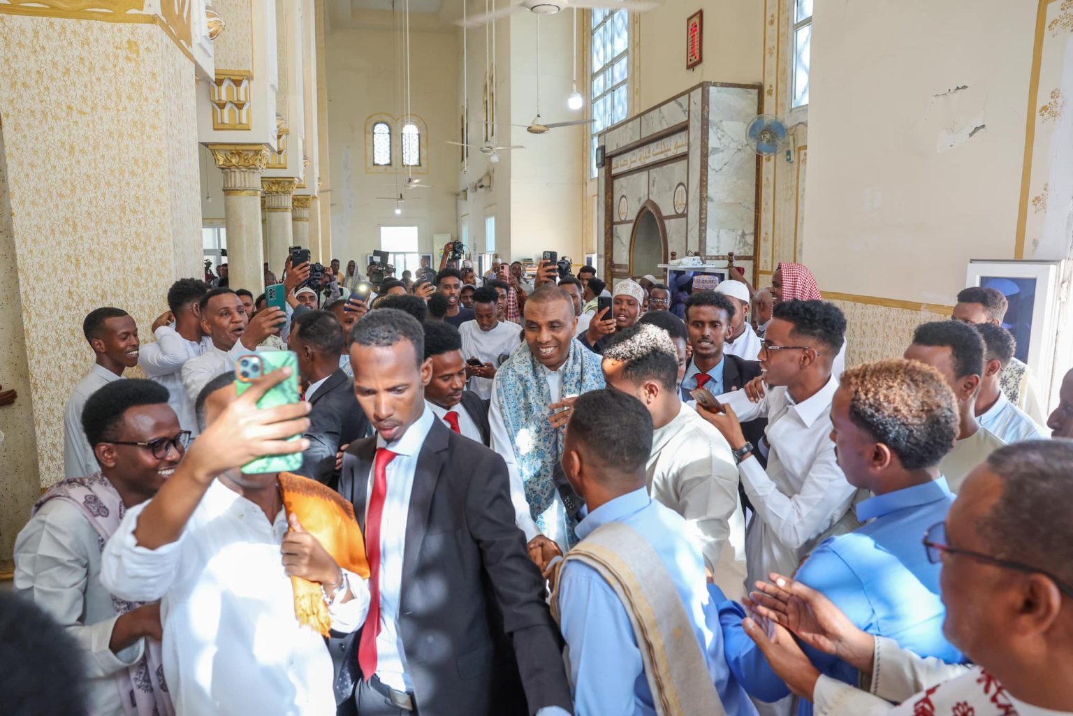 Prime Minister Hamza prays Eid Al-Adha prayer with hundreds of Somali ...