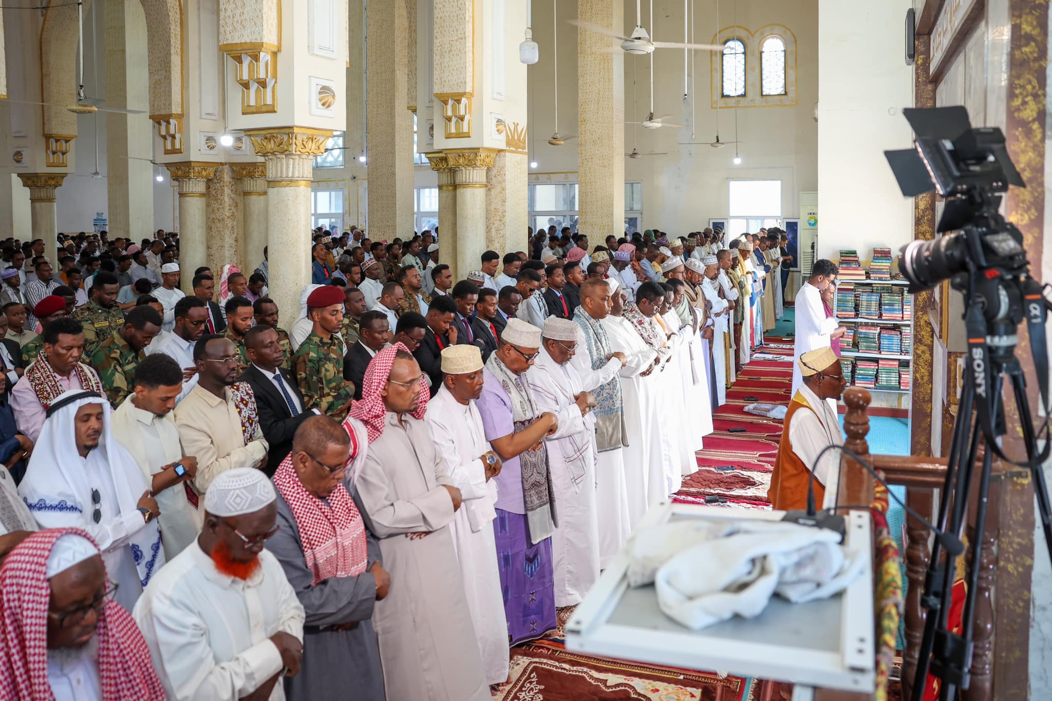 Prime Minister Hamza prays Eid Al-Adha prayer with hundreds of Somali ...
