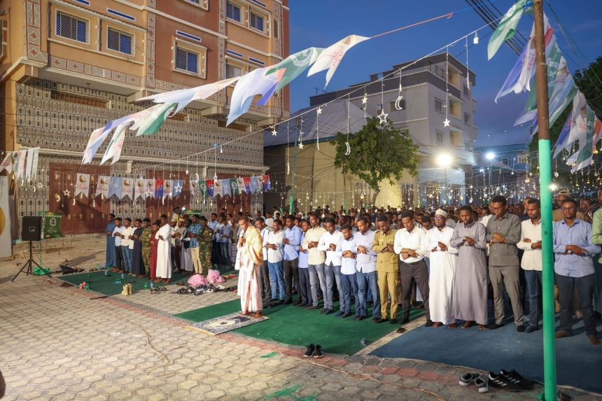 Somalia’s Prime Minister Joins Mass Iftar at Bakara Market, Highlights ...